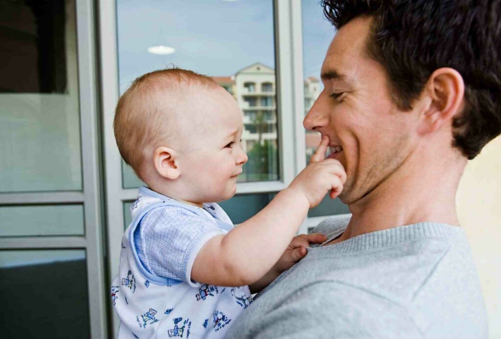 Linguagem gestual para bebés: o que é e como iniciar? - Pumpkin.pt